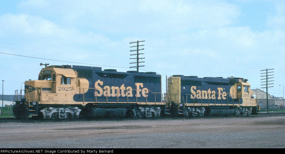 AT&SF 2925 and 2727 Waiting in 1994